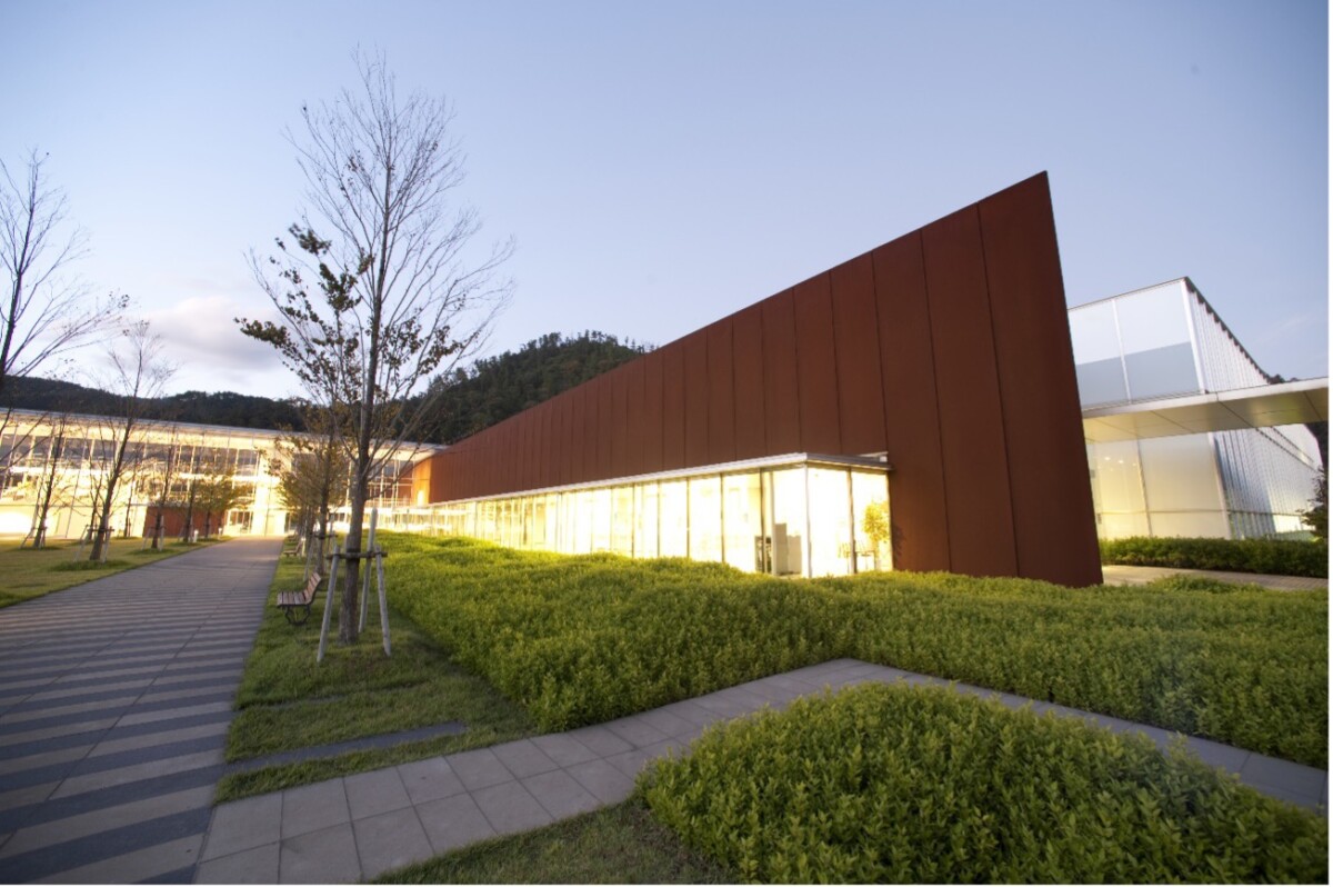 さびで錆を防ぐ？ 耐候性鋼板 COR-TEN®︎とは vol.1 | ニュース・ブログ | 創業1913年 鋼板・鋼材の専門商社｜クマガイ特殊鋼株式会社